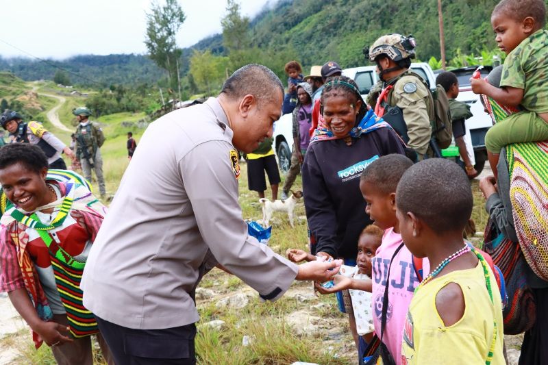 Police Chief and Acting Regent of Paniai Ensure Smooth Process of ...
