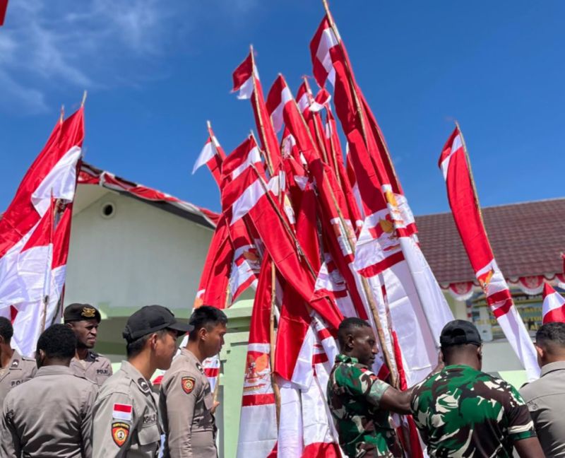TNI–Police and Tolikara Regency Government Install One Thousand Flags ...